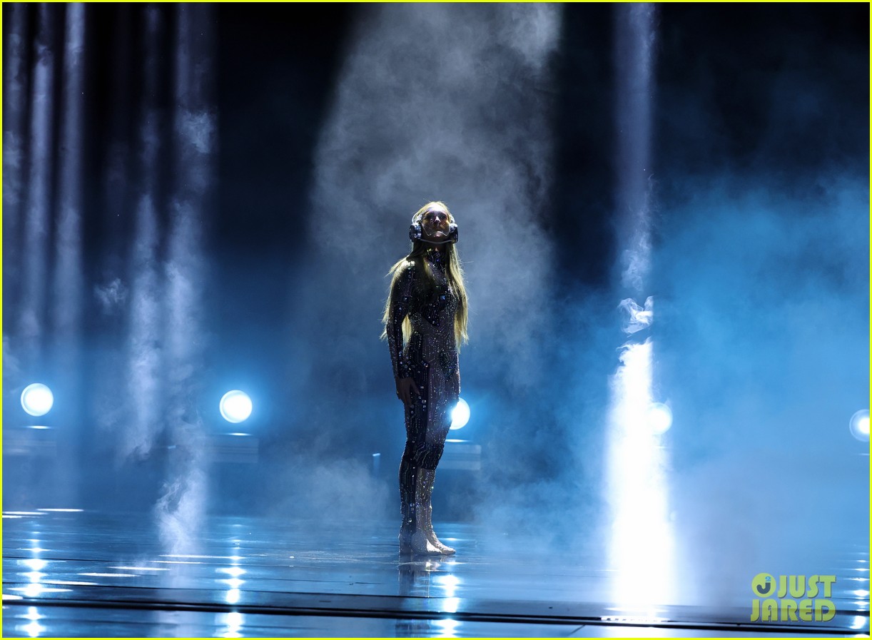 Jennifer Lopez Goes Viral for Kissing Female Backup Dancer During AMAs ...