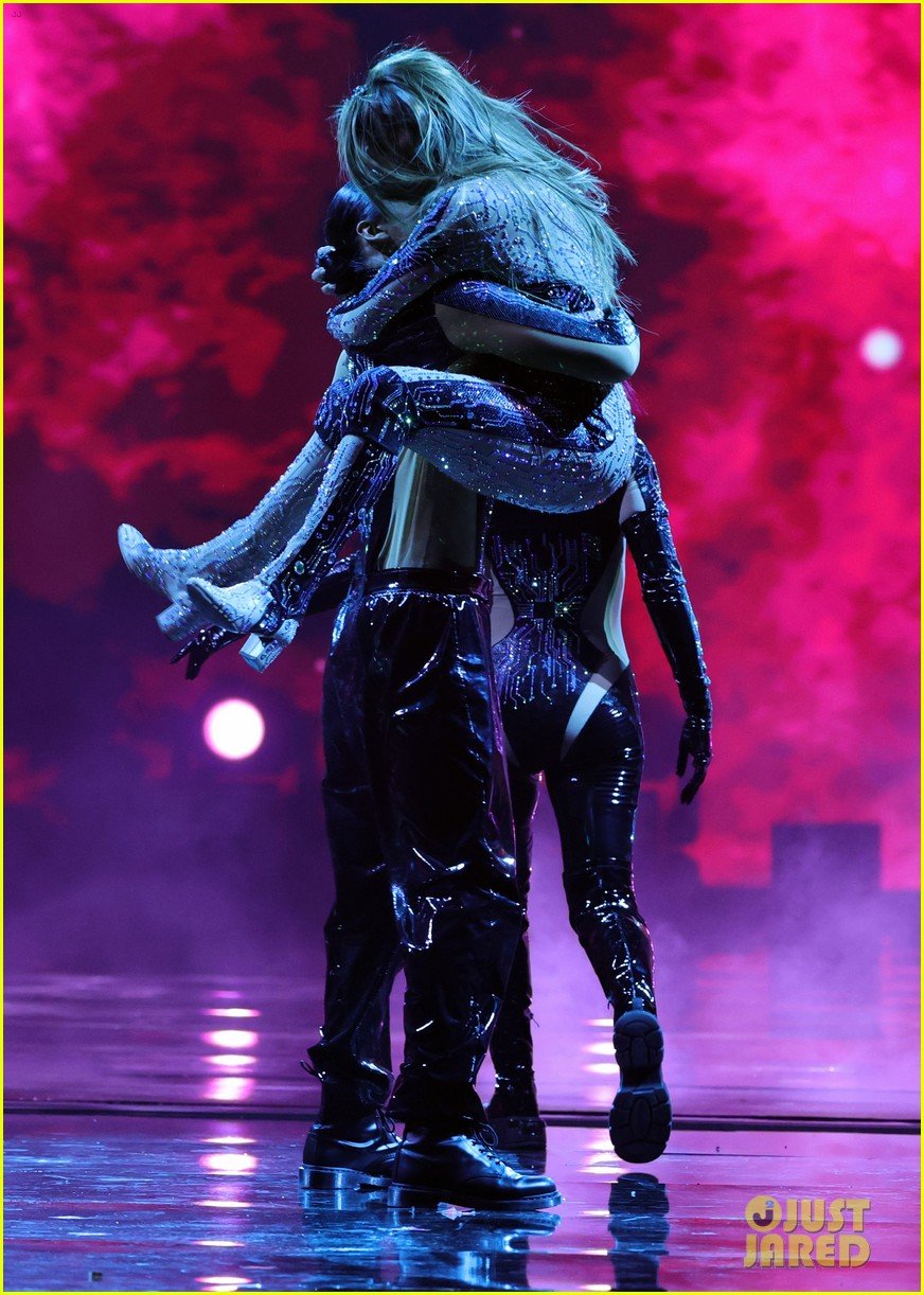 Jennifer Lopez Goes Viral for Kissing Female Backup Dancer During AMAs ...