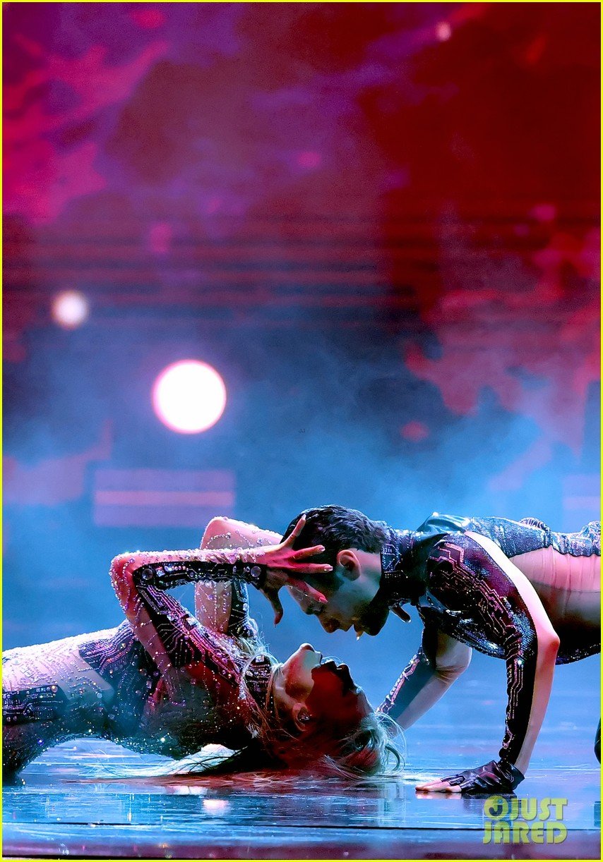 Jennifer Lopez Goes Viral for Kissing Female Backup Dancer During AMAs ...