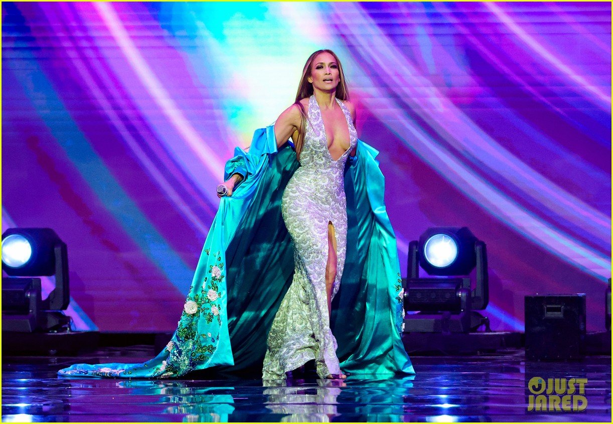 Jennifer Lopez Goes Viral for Kissing Female Backup Dancer During AMAs ...