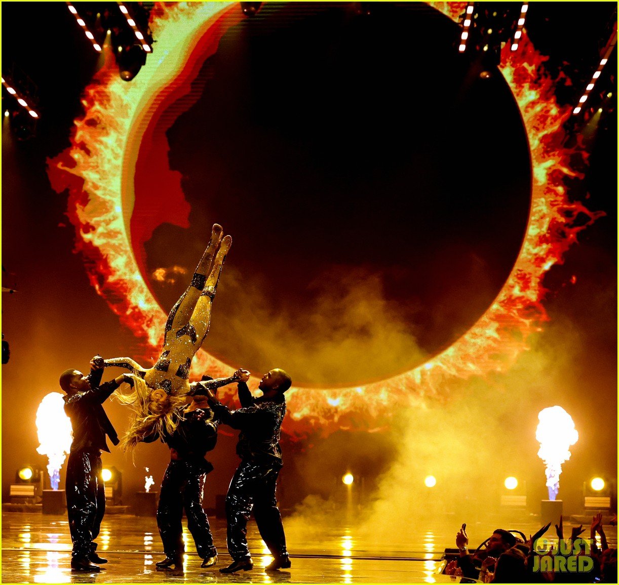 Jennifer Lopez Goes Viral for Kissing Female Backup Dancer During AMAs ...