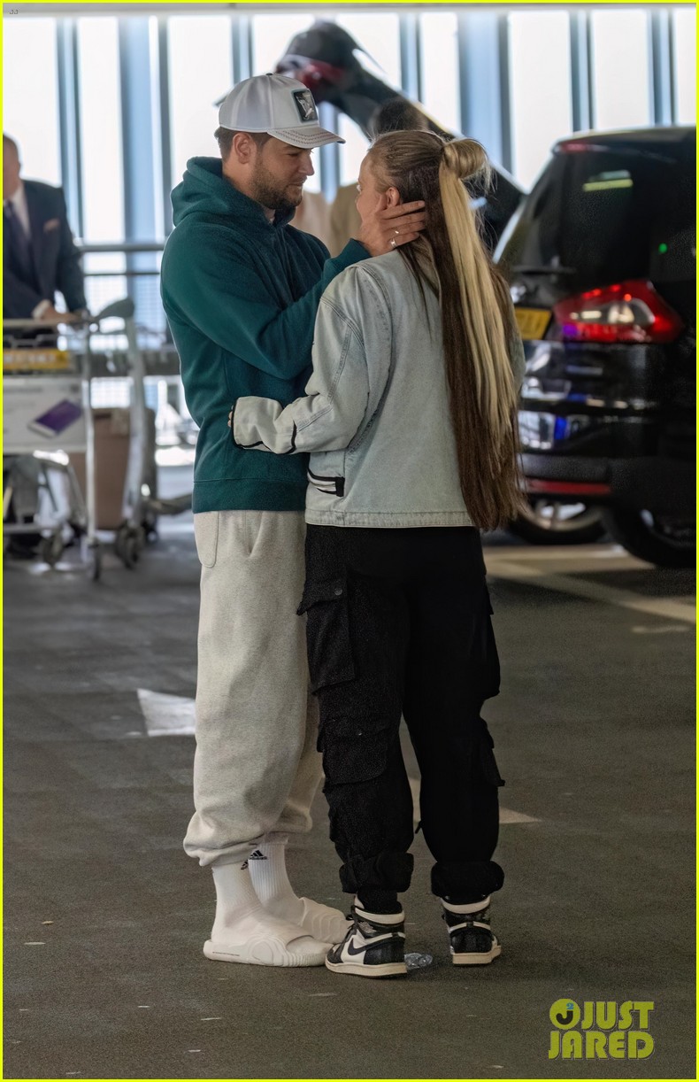 JoJo Siwa Has Romantic Reunion with Chris Hughes in London, Calls Him ...