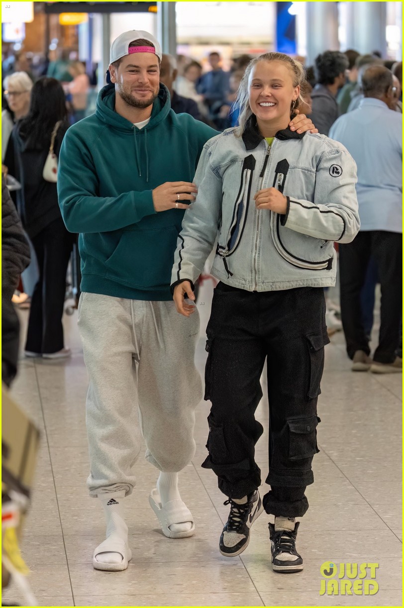 JoJo Siwa Has Romantic Reunion with Chris Hughes in London, Calls Him ...