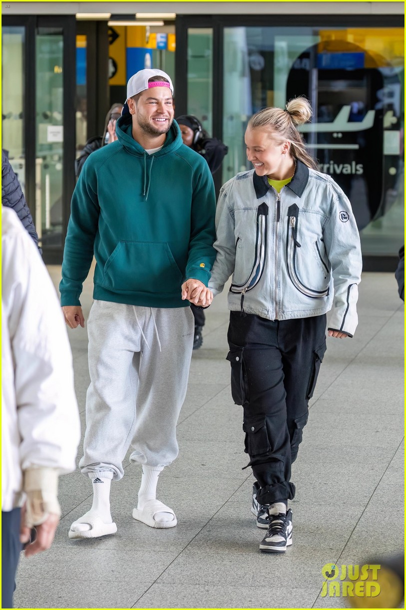 JoJo Siwa Has Romantic Reunion with Chris Hughes in London, Calls Him 'One of My Favorite People ...