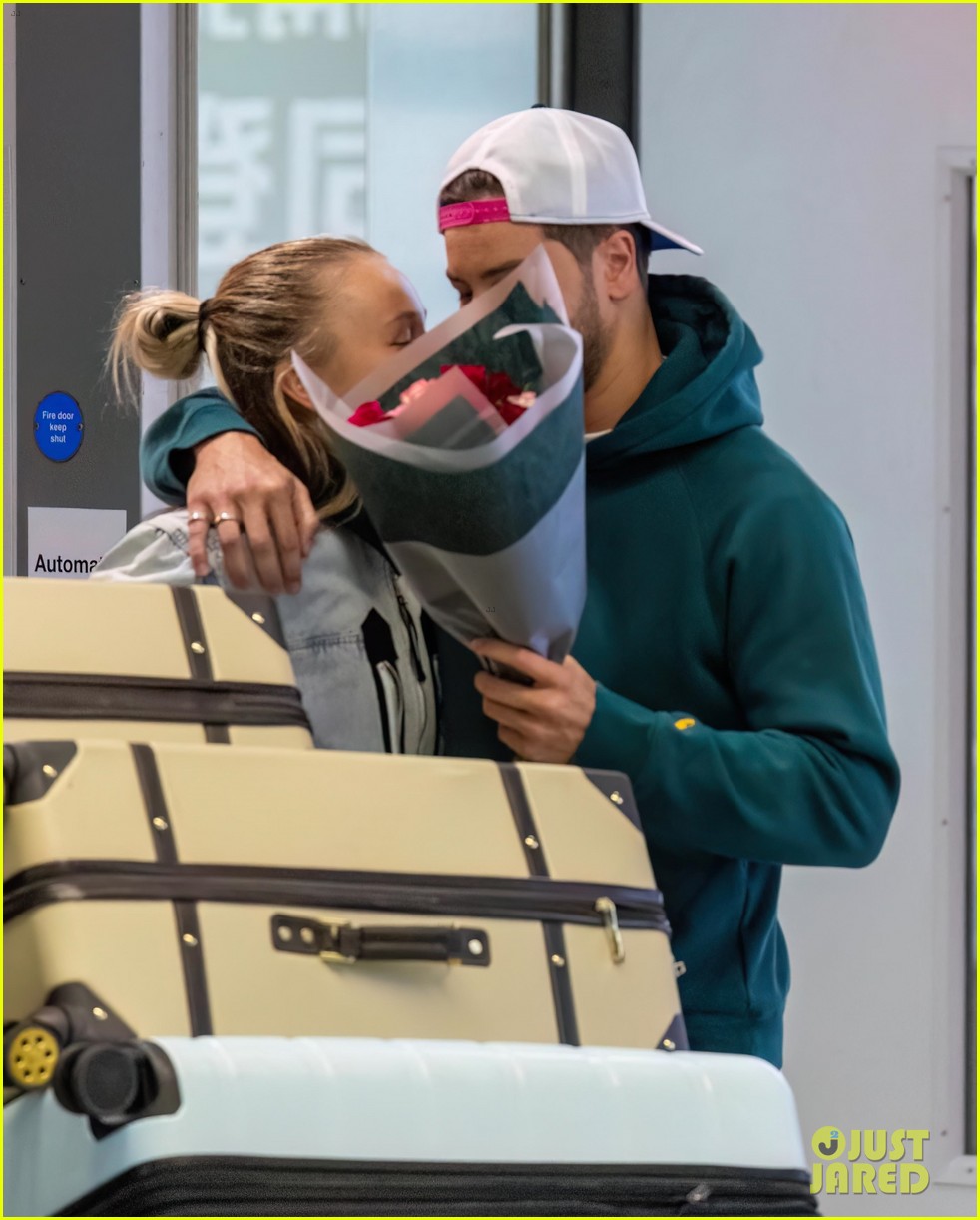 JoJo Siwa Has Romantic Reunion with Chris Hughes in London, Calls Him ...
