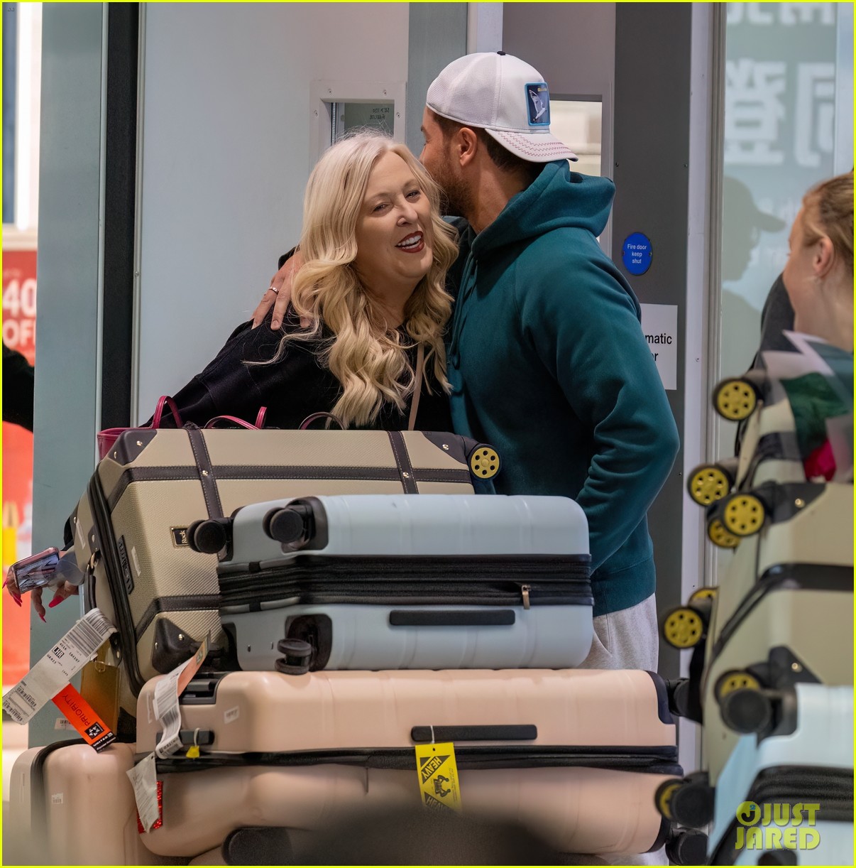 JoJo Siwa Has Romantic Reunion with Chris Hughes in London, Calls Him ...