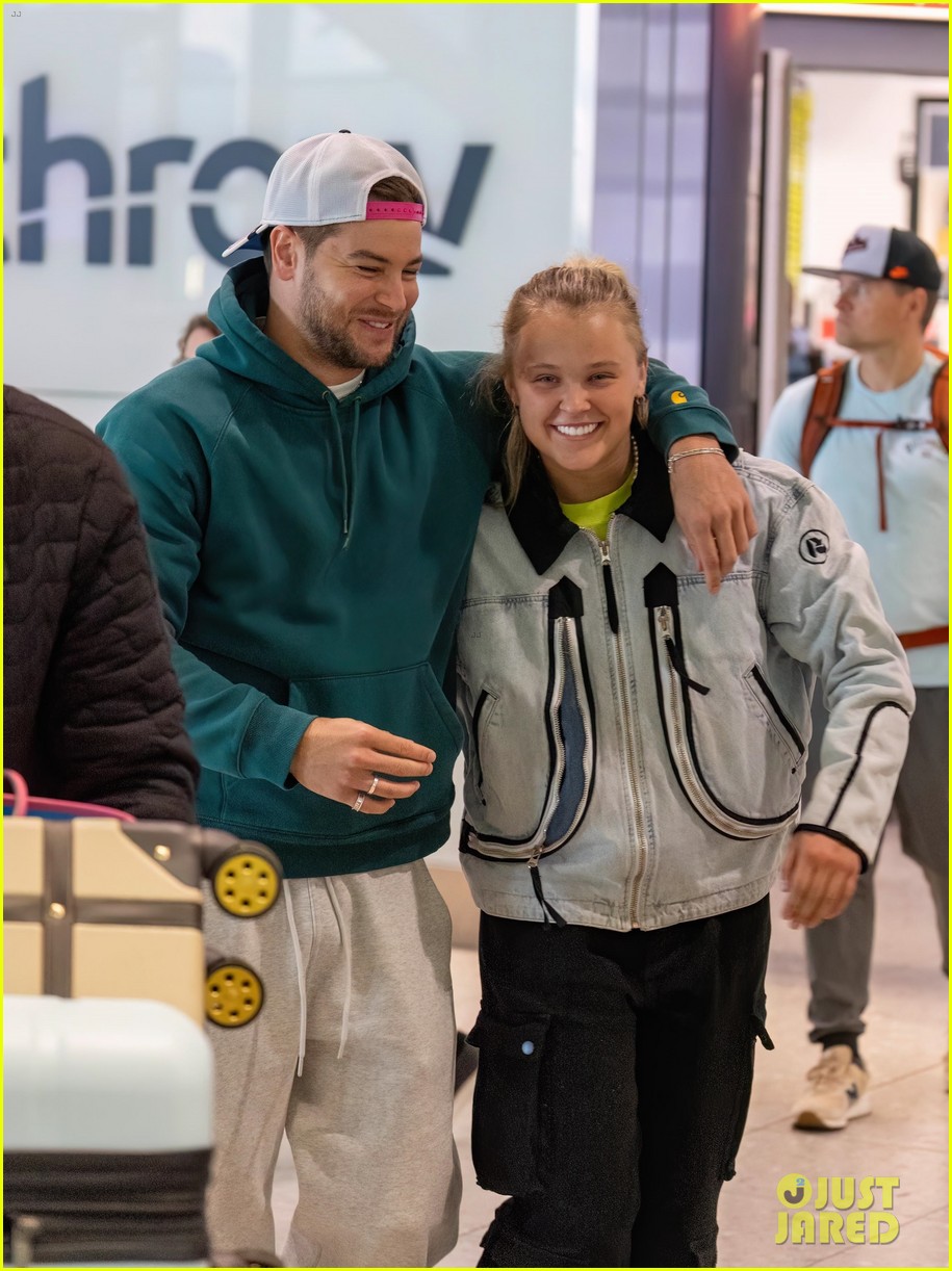 JoJo Siwa Has Romantic Reunion with Chris Hughes in London, Calls Him ...