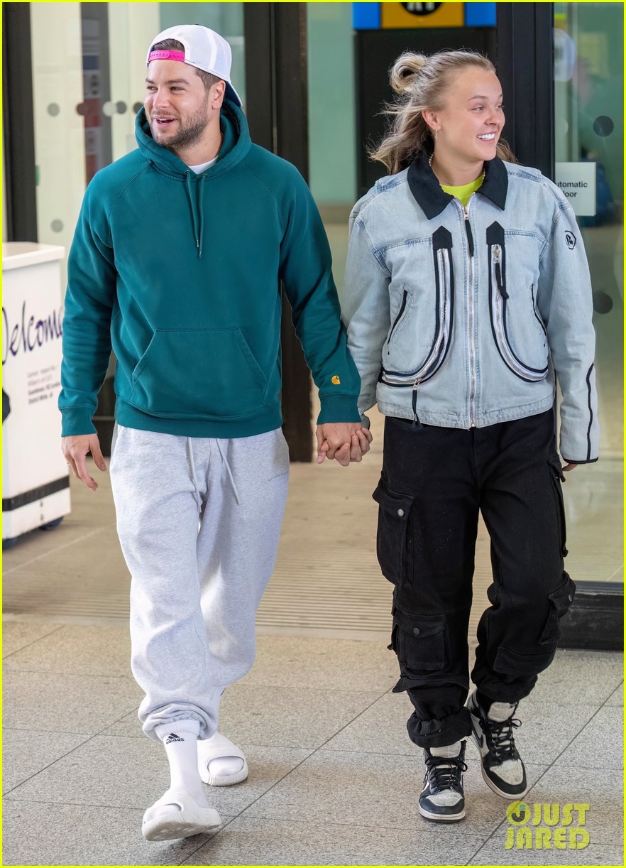 JoJo Siwa Has Romantic Reunion with Chris Hughes in London, Calls Him ...
