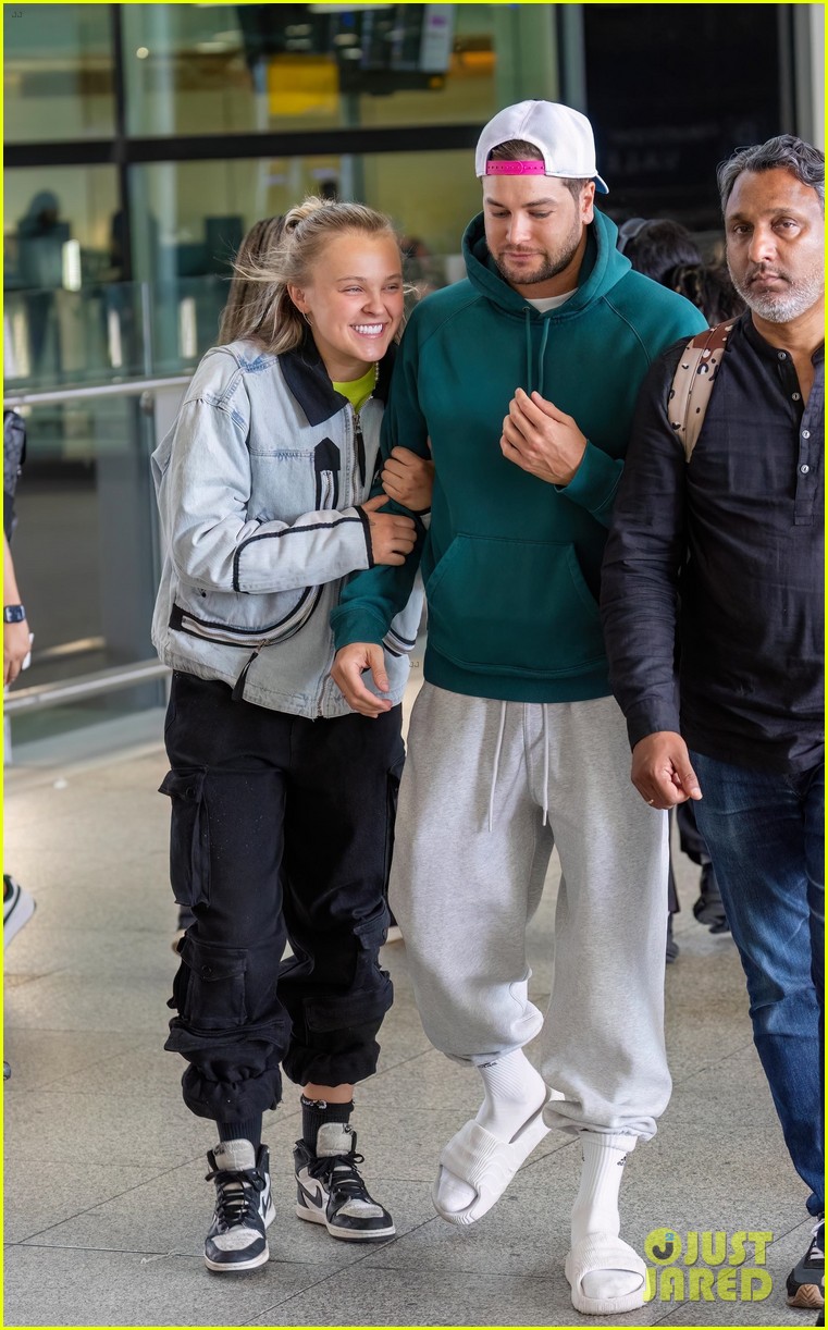 JoJo Siwa Has Romantic Reunion with Chris Hughes in London, Calls Him 'One of My Favorite People ...