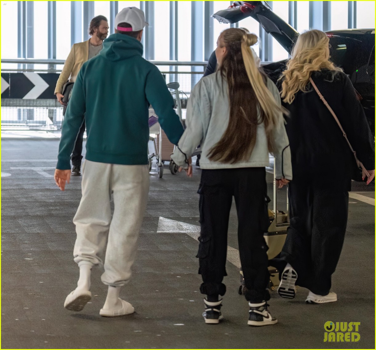 JoJo Siwa Has Romantic Reunion with Chris Hughes in London, Calls Him ...