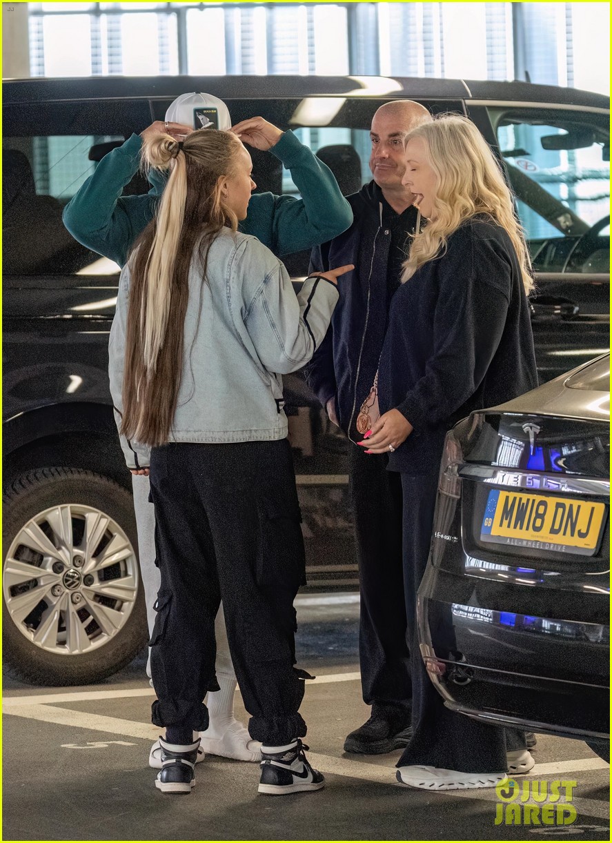 JoJo Siwa Has Romantic Reunion with Chris Hughes in London, Calls Him ...