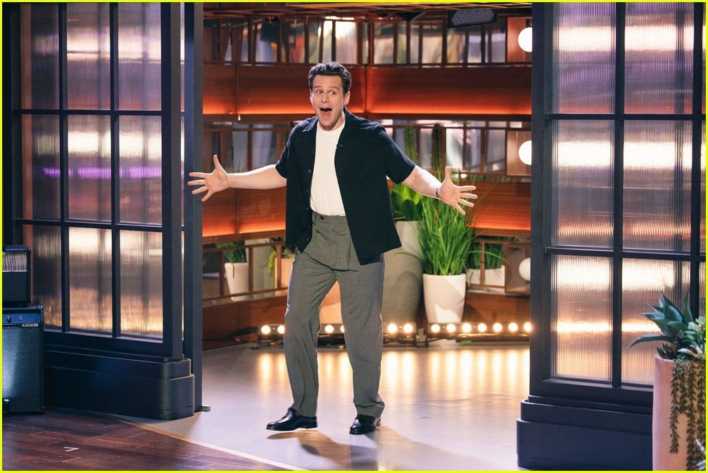 Kelly Clarkson Gives Details on Jonathan Groff Being a Spitter While ...