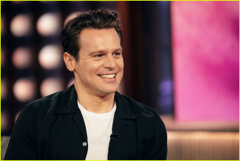 Kelly Clarkson Gives Details on Jonathan Groff Being a Spitter While ...