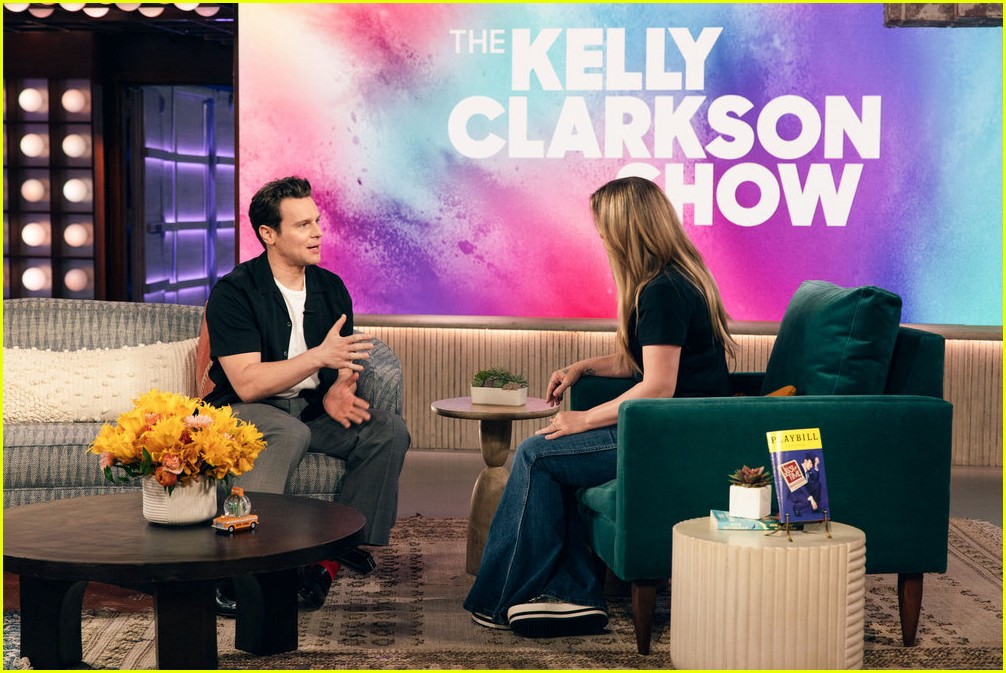 Kelly Clarkson Gives Details on Jonathan Groff Being a Spitter While ...