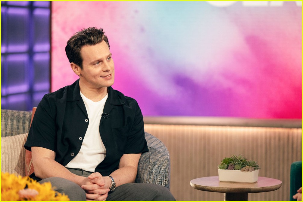 Kelly Clarkson Gives Details on Jonathan Groff Being a Spitter While ...