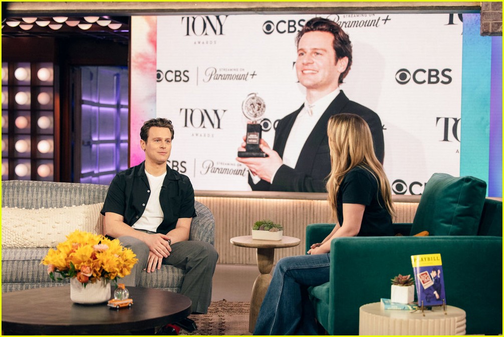 Kelly Clarkson Gives Details on Jonathan Groff Being a Spitter While ...