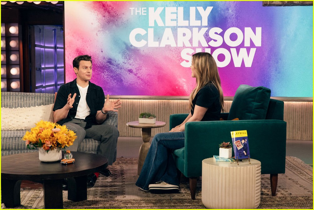 Kelly Clarkson Gives Details on Jonathan Groff Being a Spitter While ...