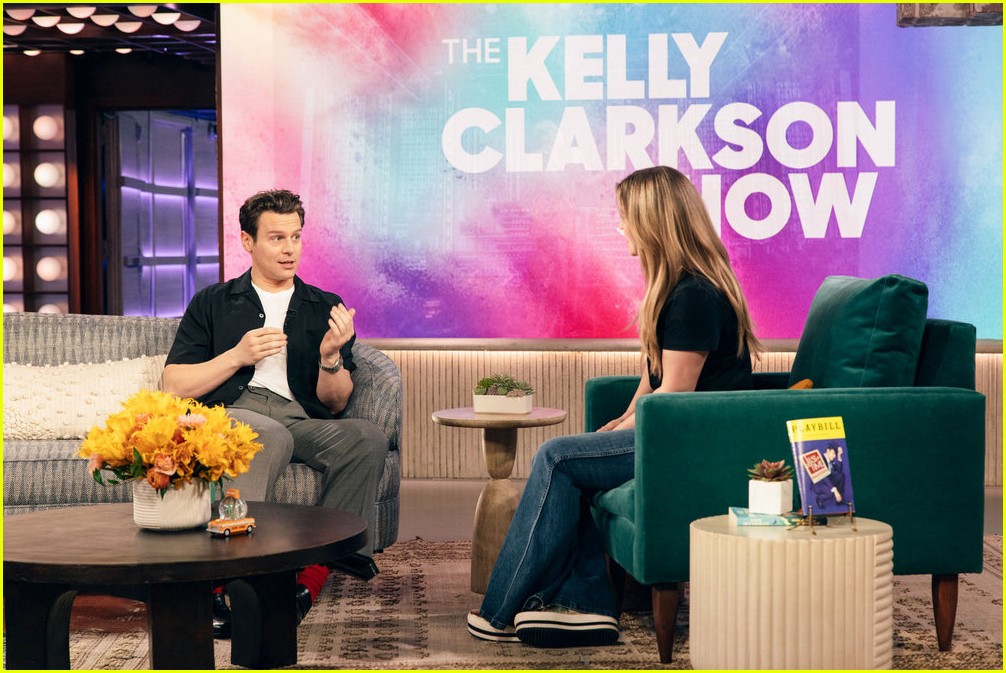 Kelly Clarkson Gives Details on Jonathan Groff Being a Spitter While ...
