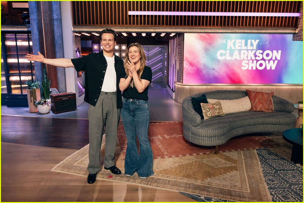 Kelly Clarkson Gives Details on Jonathan Groff Being a Spitter While ...