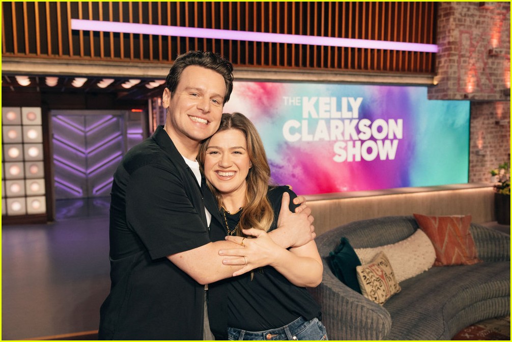 Kelly Clarkson Gives Details on Jonathan Groff Being a Spitter While ...