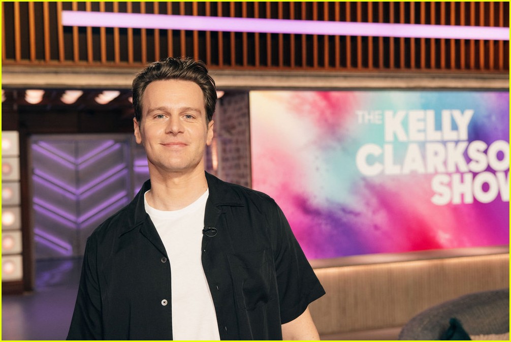Kelly Clarkson Gives Details on Jonathan Groff Being a Spitter While ...