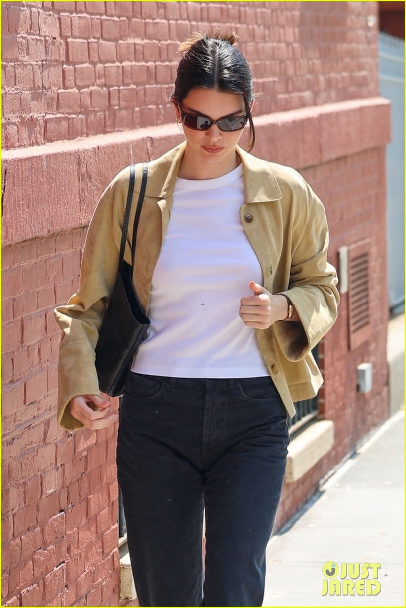 Kendall Jenner Grabs Ice Cream During Day Out in NYC with Friends ...