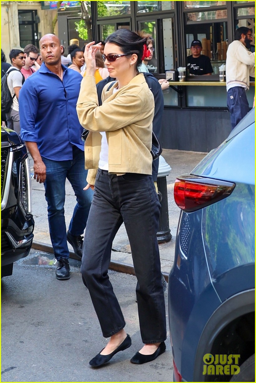 Kendall Jenner Grabs Ice Cream During Day Out in NYC with Friends ...