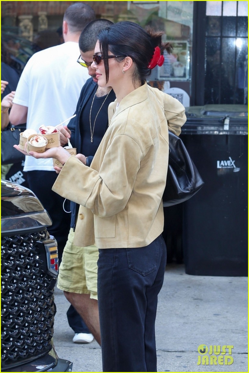 Kendall Jenner Grabs Ice Cream During Day Out in NYC with Friends ...