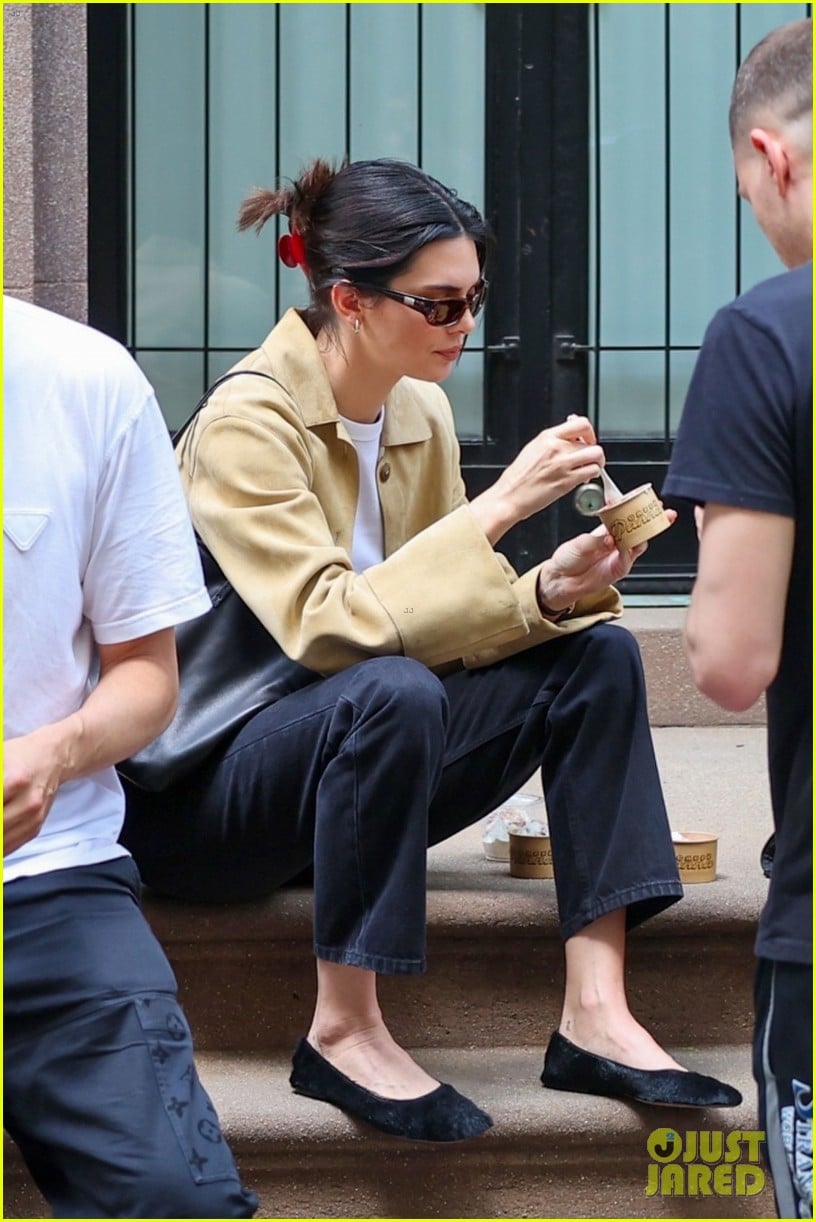 Kendall Jenner Grabs Ice Cream During Day Out in NYC with Friends ...