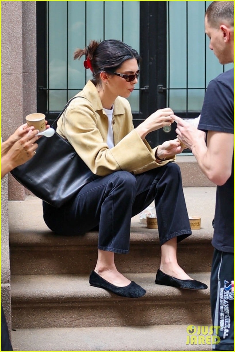 Kendall Jenner Grabs Ice Cream During Day Out in NYC with Friends ...