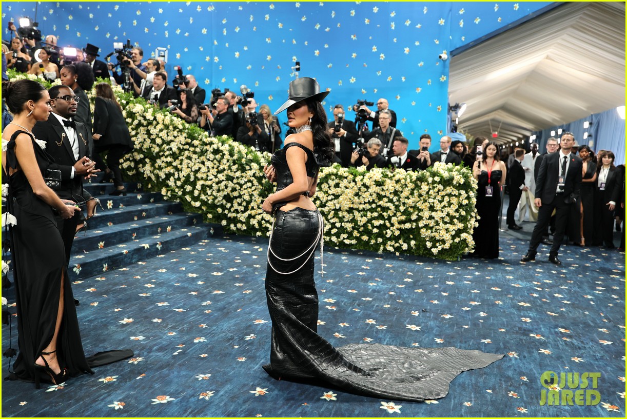 Kim Kardashian Wows in Leather Outfit & Matching Hat at Met Gala 2025: Photo 5153573 | Kim ...