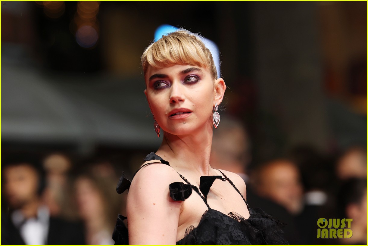 Kristen Stewart Rocks Short Satin Suit to Premiere of Directorial Debut ...