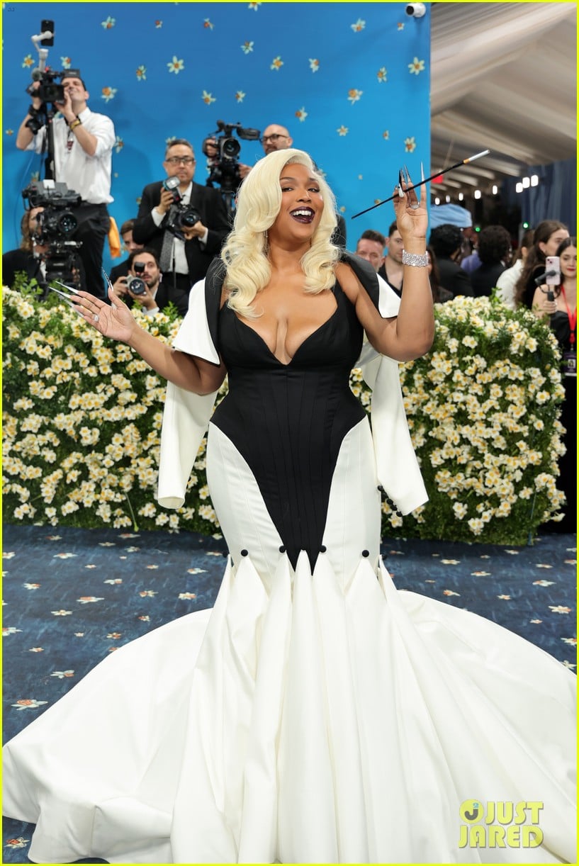 Lizzo Goes Platinum Blonde In Custom Christian Siriano Look at Met Gala ...