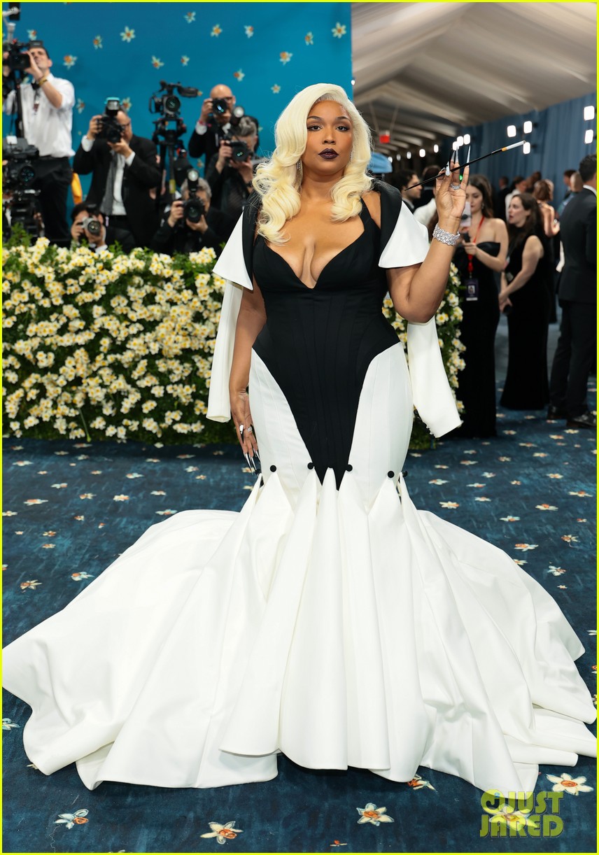 Lizzo Goes Platinum Blonde In Custom Christian Siriano Look at Met Gala ...