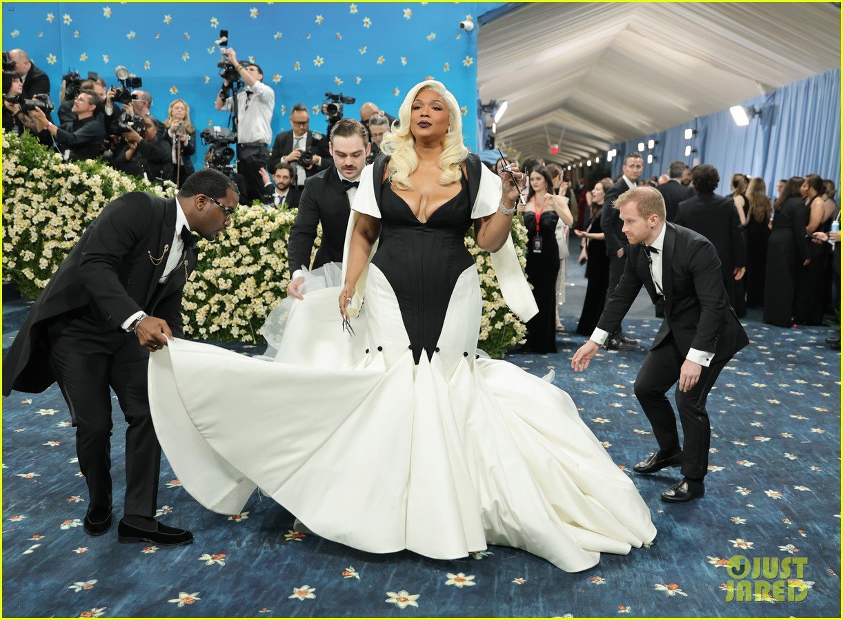 Lizzo Goes Platinum Blonde In Custom Christian Siriano Look at Met Gala ...