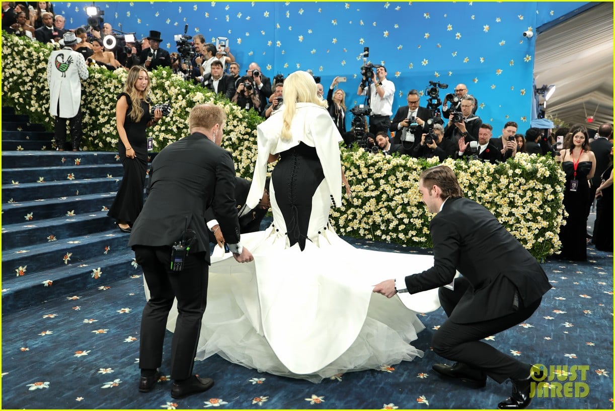Lizzo Goes Platinum Blonde In Custom Christian Siriano Look at Met Gala ...