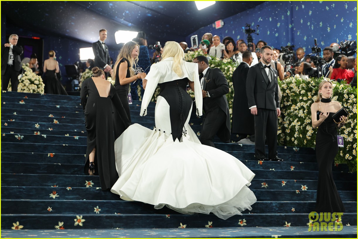 Lizzo Goes Platinum Blonde In Custom Christian Siriano Look at Met Gala 2025: Photo 5153821 ...