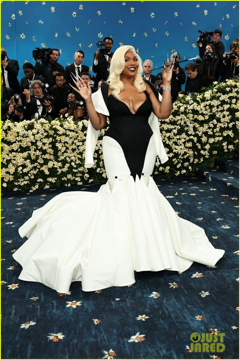 Lizzo Goes Platinum Blonde In Custom Christian Siriano Look at Met Gala ...