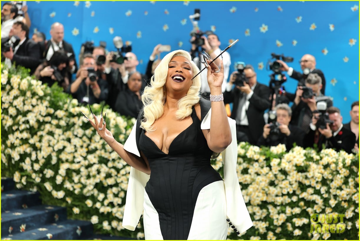 Lizzo Goes Platinum Blonde In Custom Christian Siriano Look at Met Gala ...