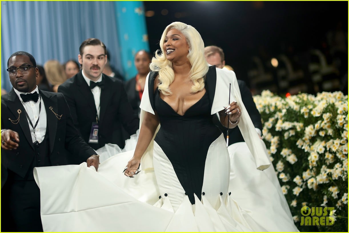 Lizzo Goes Platinum Blonde In Custom Christian Siriano Look at Met Gala ...