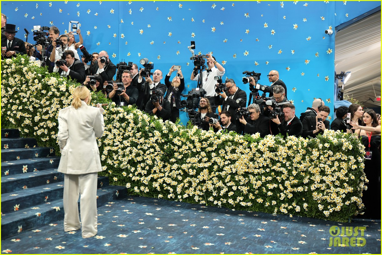 Madonna Suits Up With a Cigar for the Met Gala 2025 Red Carpet: Photo ...