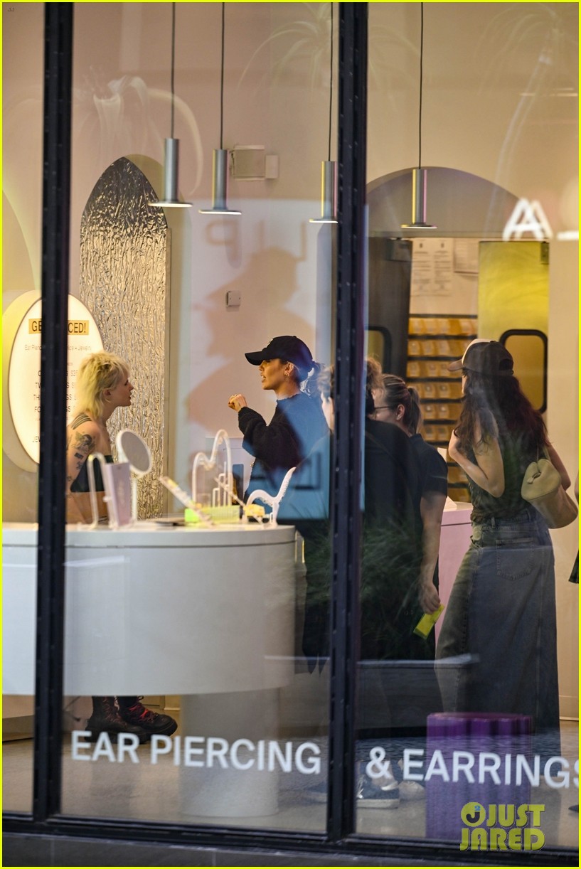 Miley Cyrus Buys New Jewelry at a Piercing Shop in LA!: Photo 5162550 ...
