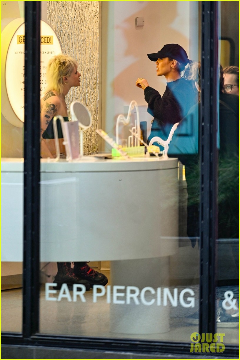 Miley Cyrus Buys New Jewelry at a Piercing Shop in LA!: Photo 5162555 ...