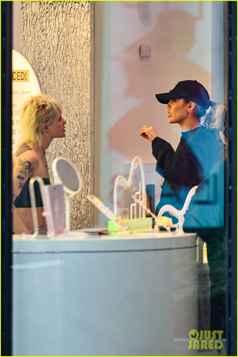 Miley Cyrus Buys New Jewelry at a Piercing Shop in LA!: Photo 5162565 ...