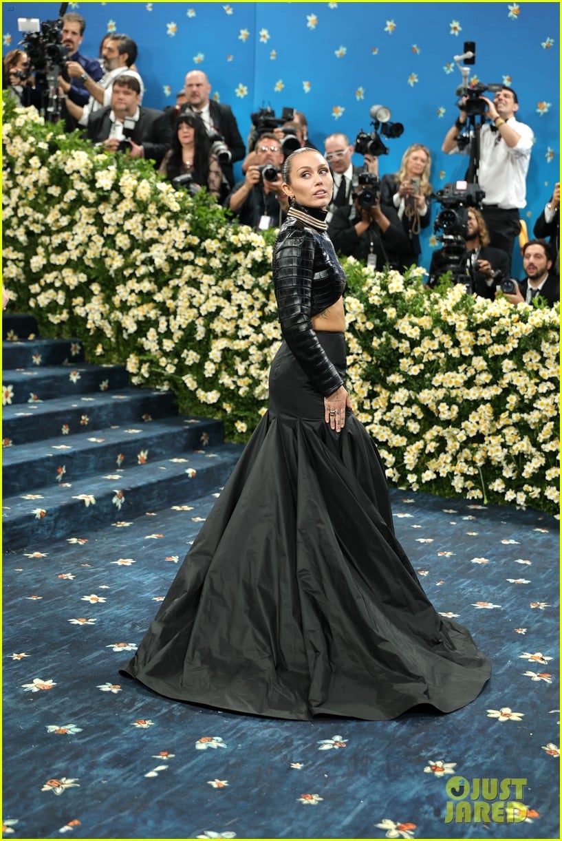 Miley Cyrus Is Tailored to Perfection in Alaïa at Met Gala 2025: Photo ...