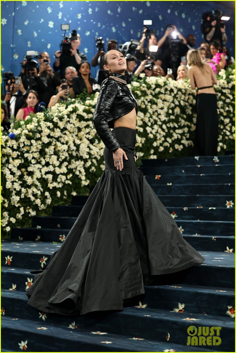 Miley Cyrus Is Tailored to Perfection in Alaïa at Met Gala 2025: Photo ...