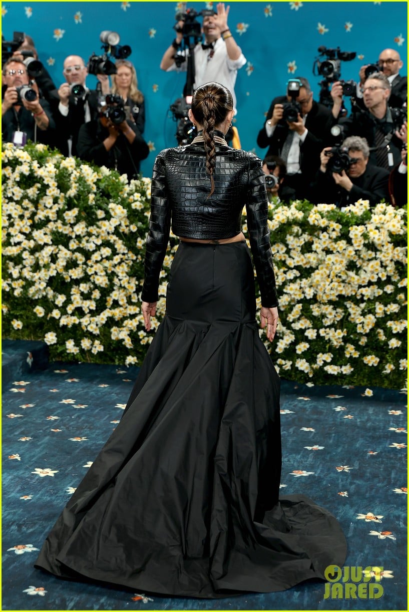 Miley Cyrus Is Tailored to Perfection in Alaïa at Met Gala 2025: Photo ...