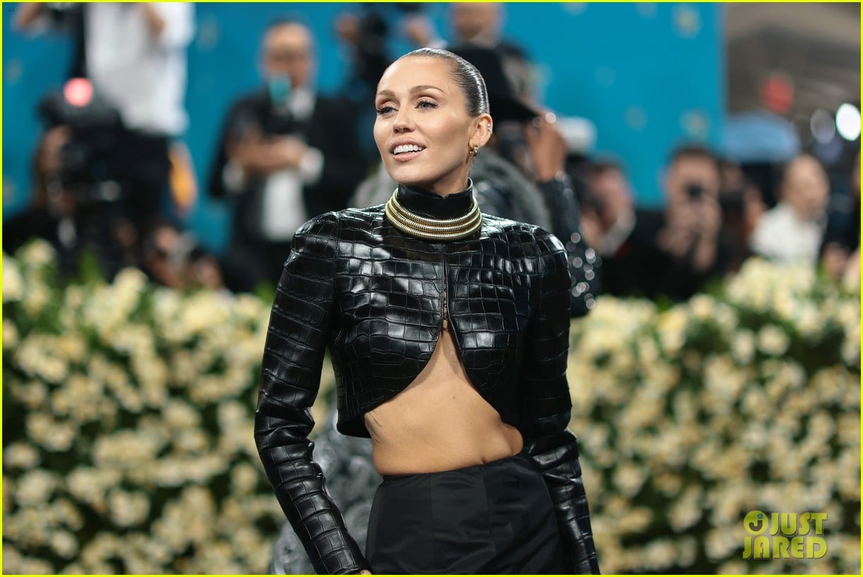 Miley Cyrus Is Tailored to Perfection in Alaïa at Met Gala 2025: Photo ...