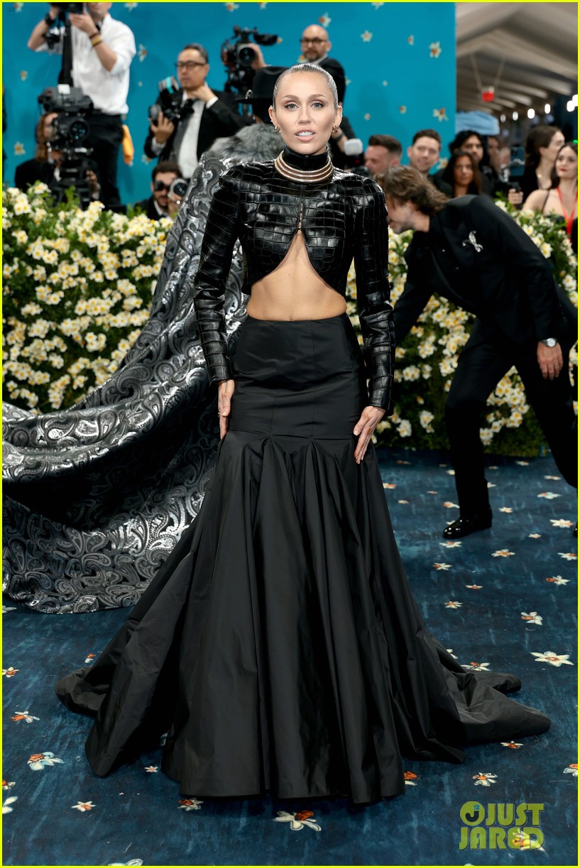 Miley Cyrus Is Tailored to Perfection in Alaïa at Met Gala 2025: Photo ...
