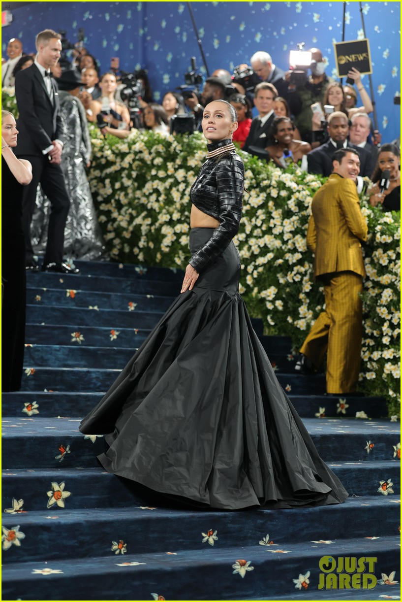 Miley Cyrus Is Tailored to Perfection in Alaïa at Met Gala 2025: Photo ...